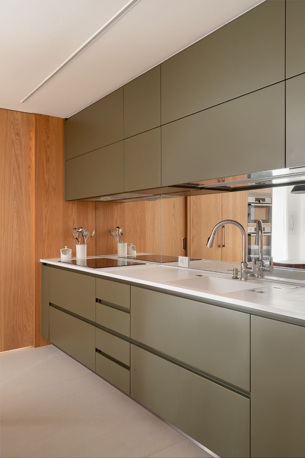 Apartamento de 97 m² ganha unidade visual com carvalho na marcenaria e ...