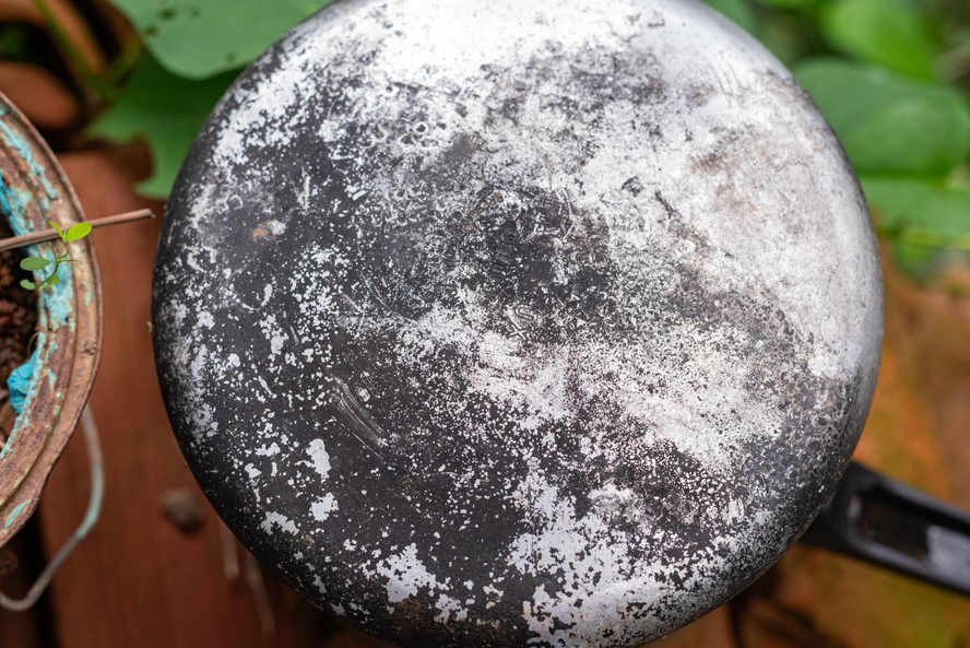 Descubra como limpar alumínio manchado sem esforço e com dicas simples!