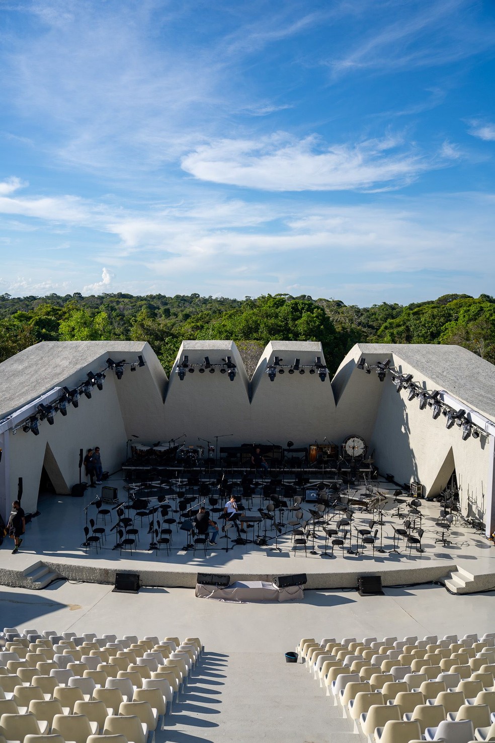 Arquitetura confere estética única a complexo de teatro em Trancoso