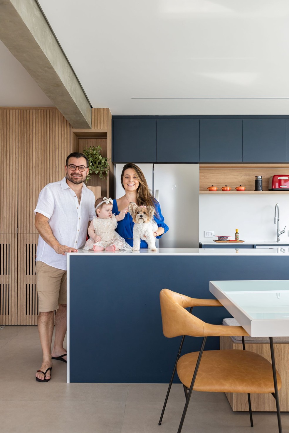 Novo layout com projeto de marcenaria repagina apê antigo para família ...