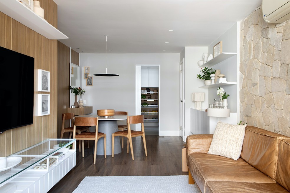 Tons naturais e mix de materiais evocam atmosfera serena em apartamento