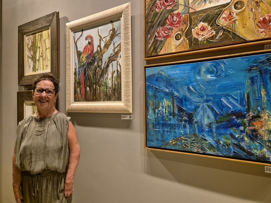 Obras de Maria Goret Chagas pintadas com a boca e os pés são expostas ...