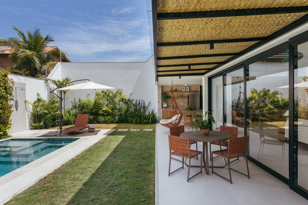 Ducha na área externa: como incorporar e 10 ideias com chuveirão