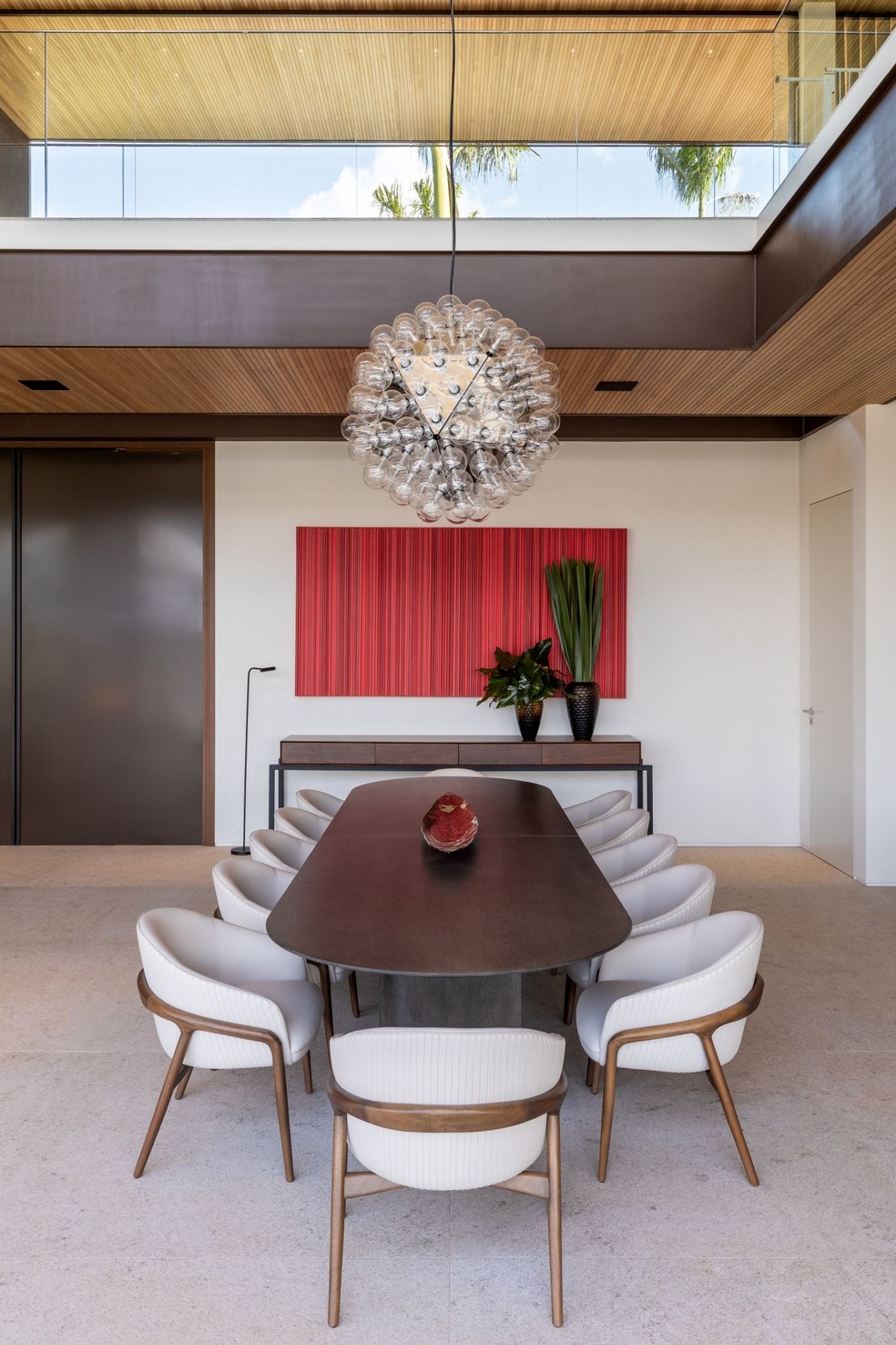 Casa de campo de 1.200 m² tem área gourmet com vista para o lago ...