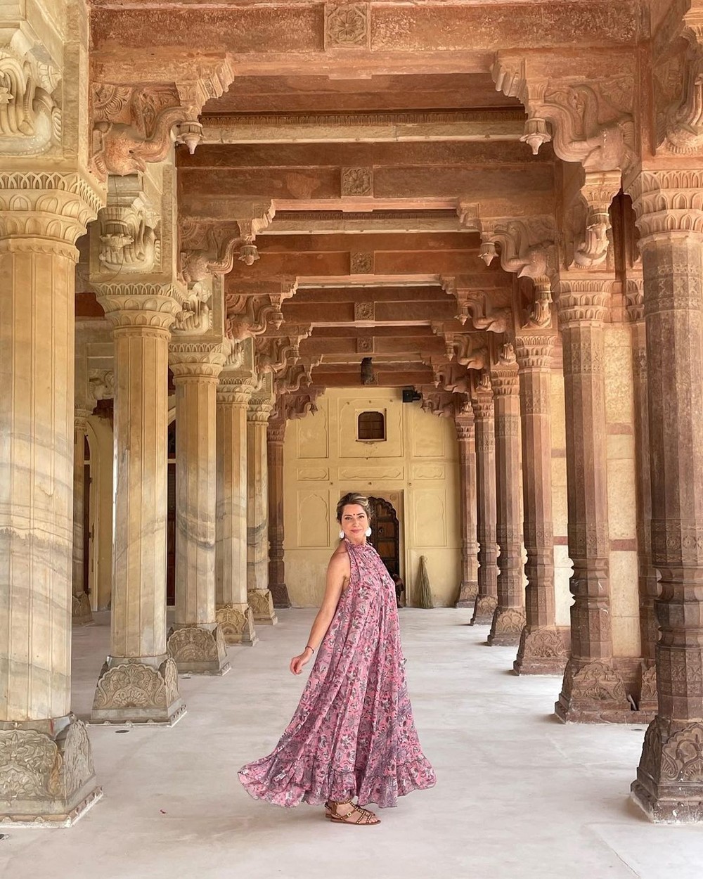 Letícia Spiller conhece nova cidade na Índia e publica fotos em ponto ...