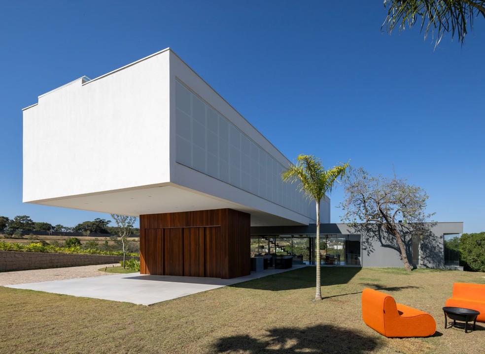 Arquitetura aproxima construção da natureza em projeto de casa com 835 m²