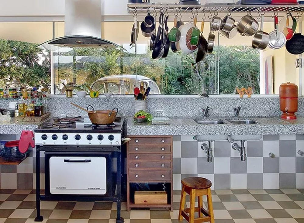 Cozinha sem armários: prós e contras, dicas e 12 ideias para se inspirar!