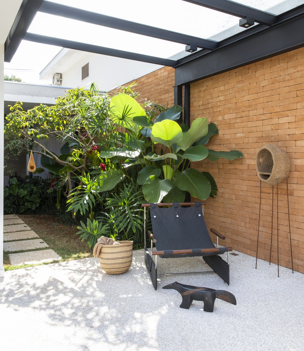 Arquitetura e design brasileiro se conectam em casa cercada por verde