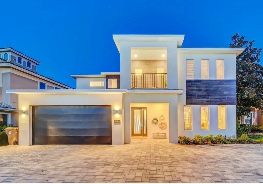 Casa temática de R$ 17 milhões é decorada com avião e helicóptero ...