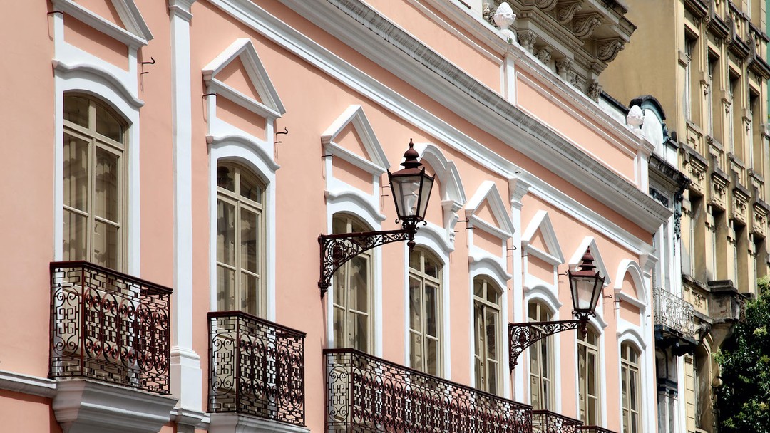 Casa de 538 m² é marcada por madeira, brises metálicos e paisagismo ...