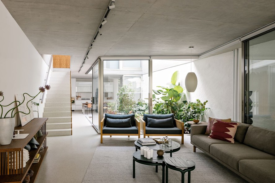 Casa de vila em São Paulo une conforto, estética e transparência