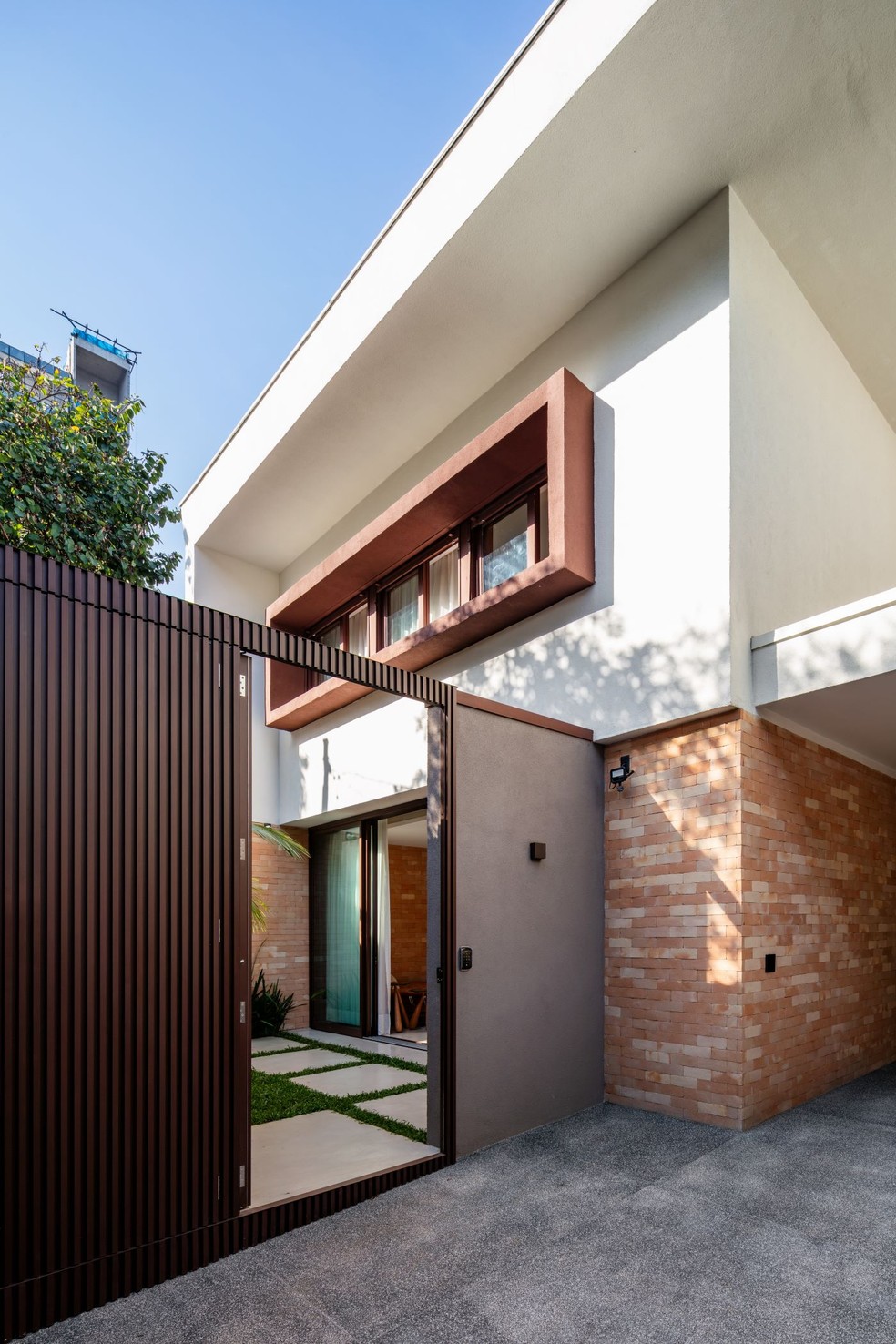 Projeto revitaliza fachada e integra casa para família em crescimento