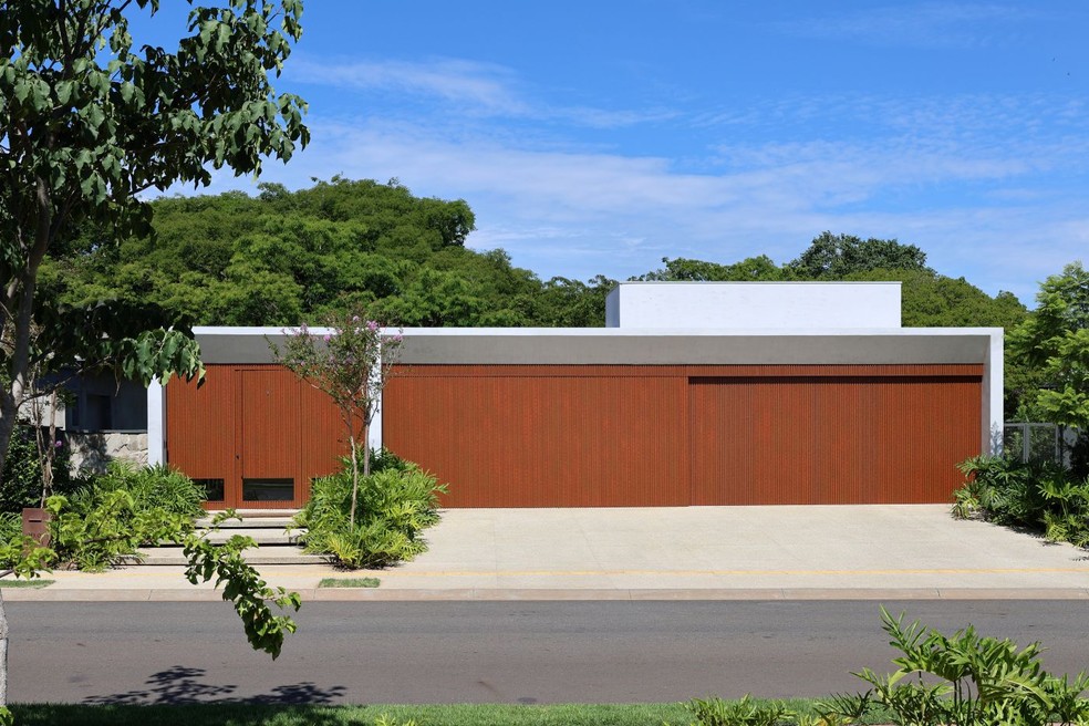 Casa em declive erguida do zero se abre para bosque em Goiás e valoriza ...