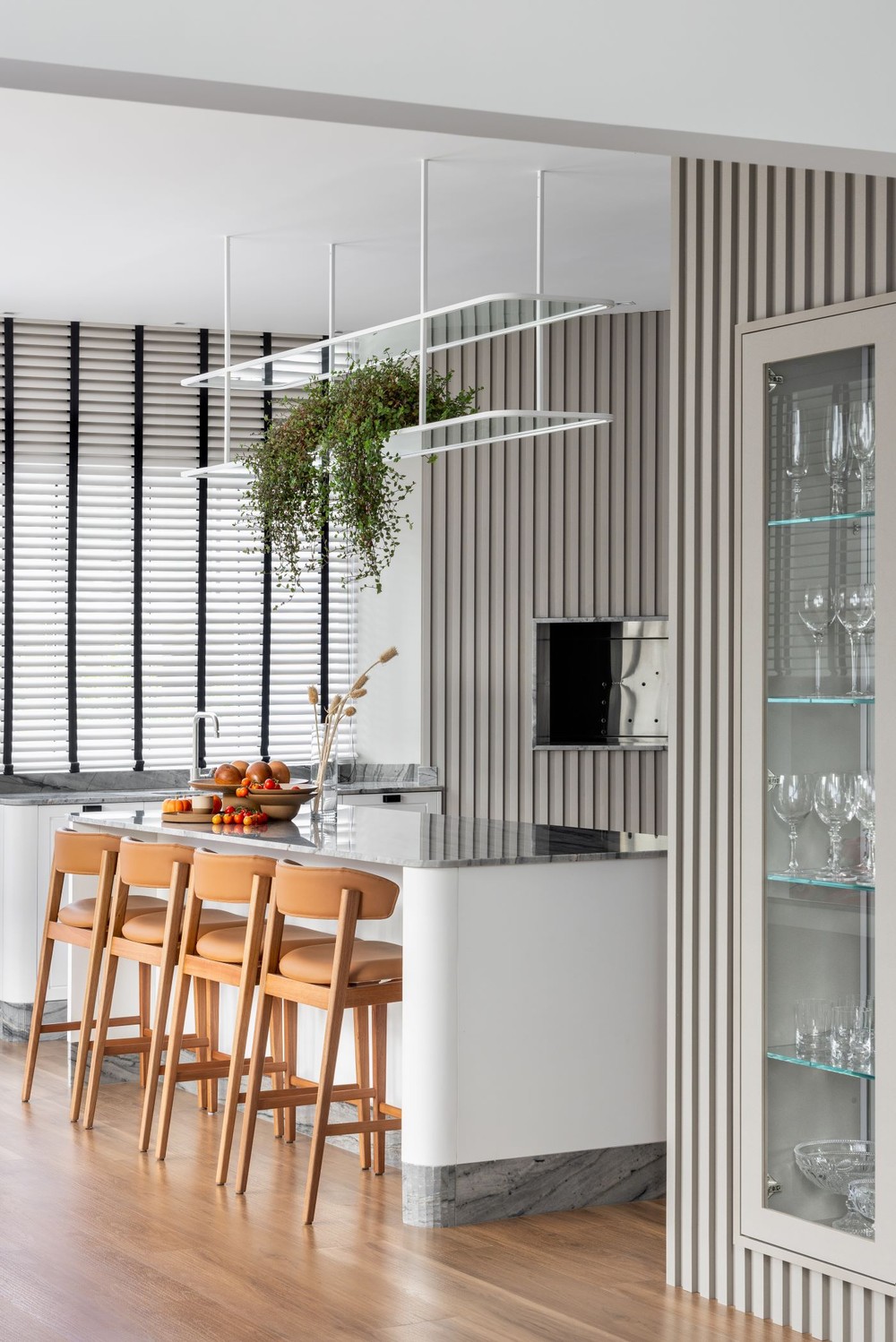 Painel ripado, tons claros e pontos de cor conferem identidade à casa ...