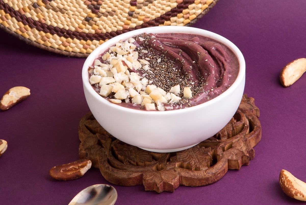 Como fazer açaí batido com tâmaras e leite de amêndoas
