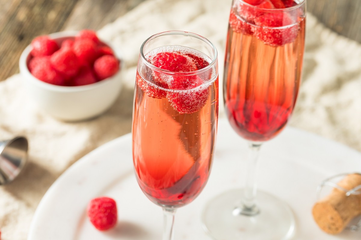 Kir Royal: conheça a história do tradicional drinque francês ...