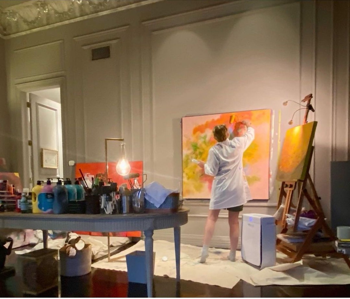 Sharon Stone mostra seu estúdio de pintura e algumas das suas obras