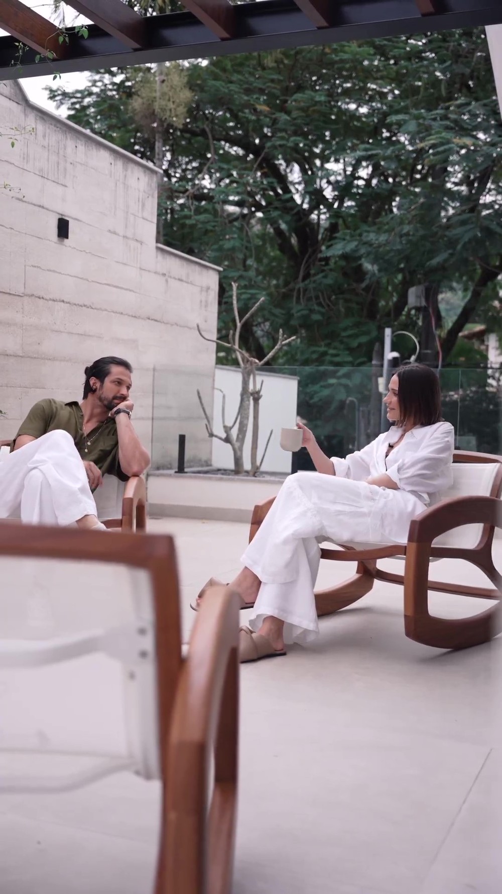 Romulo Estrela e Nilma Quariguasi mostram detalhes da área externa de ...