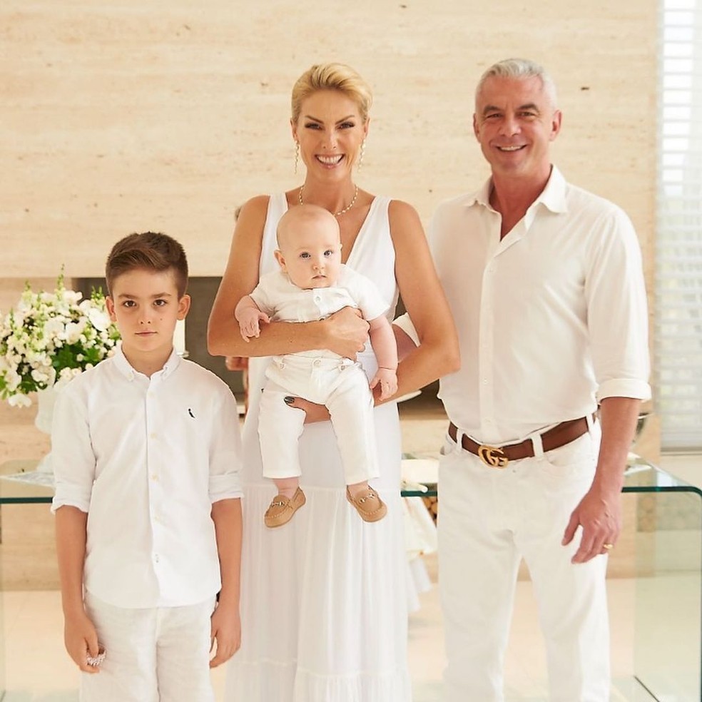 Ana Hickmann mostra com detalhes a cerimônia de batismo do seu sobrinho ...