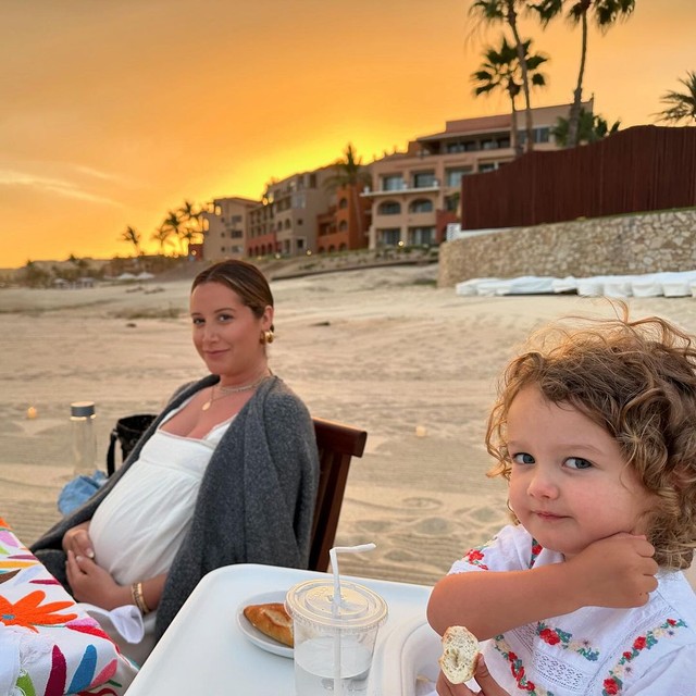 Grávida do segundo filho, Ashley Tisdale curte "babymoon" com a família ...