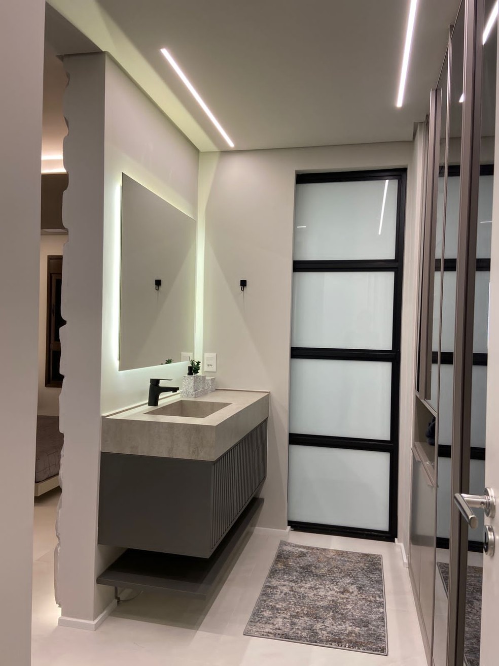 Bibi Tatto abre as portas de apartamento de 140 m² em São Paulo