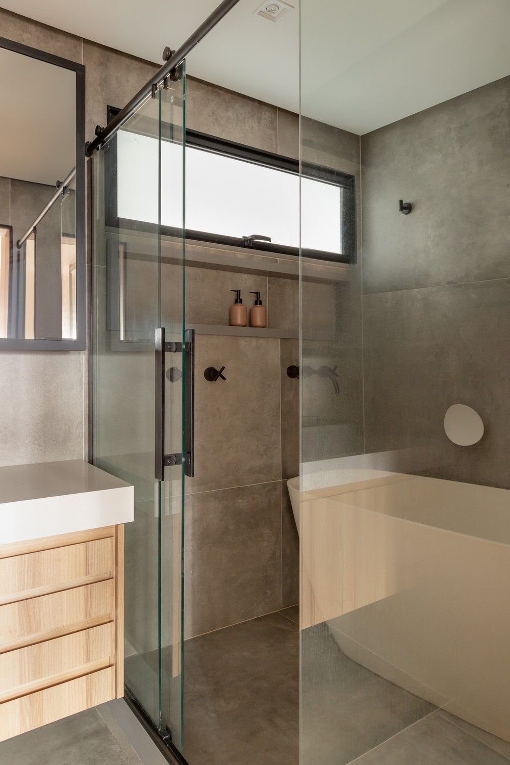 Banheiro com nichos embutidos: dicas para escolher a altura e os ...