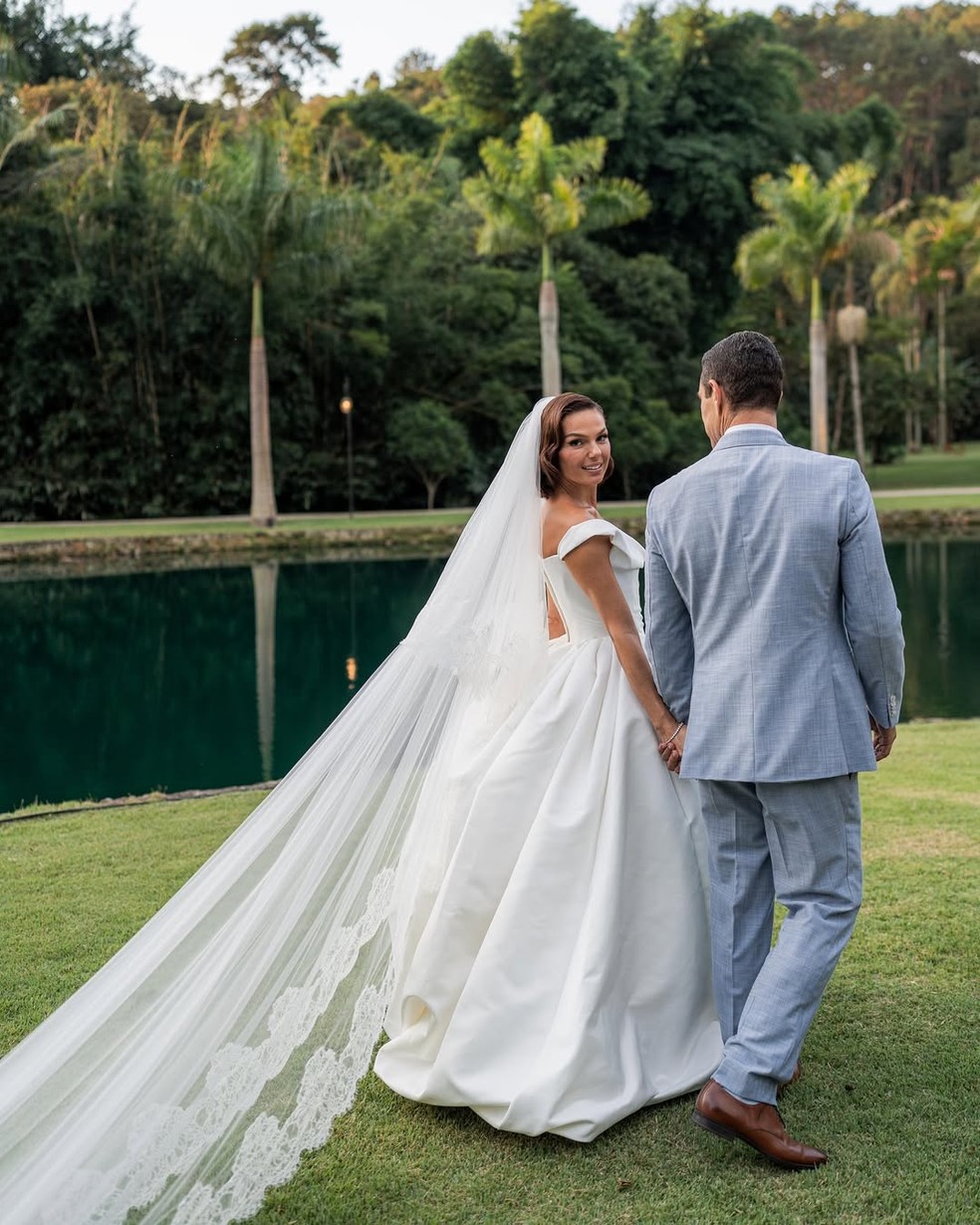 Isis Valverde e Marcus Buaiz se casam em local com arquitetura europeia ...