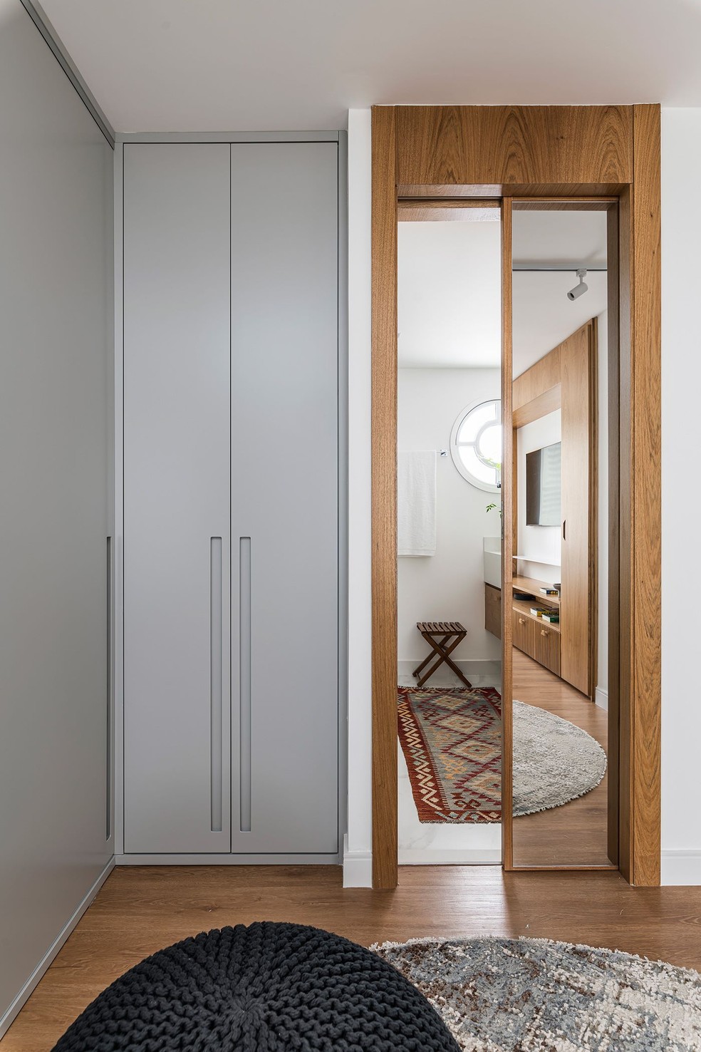 Closet com portas: dicas para acertar na escolha e 12 projetos para se ...