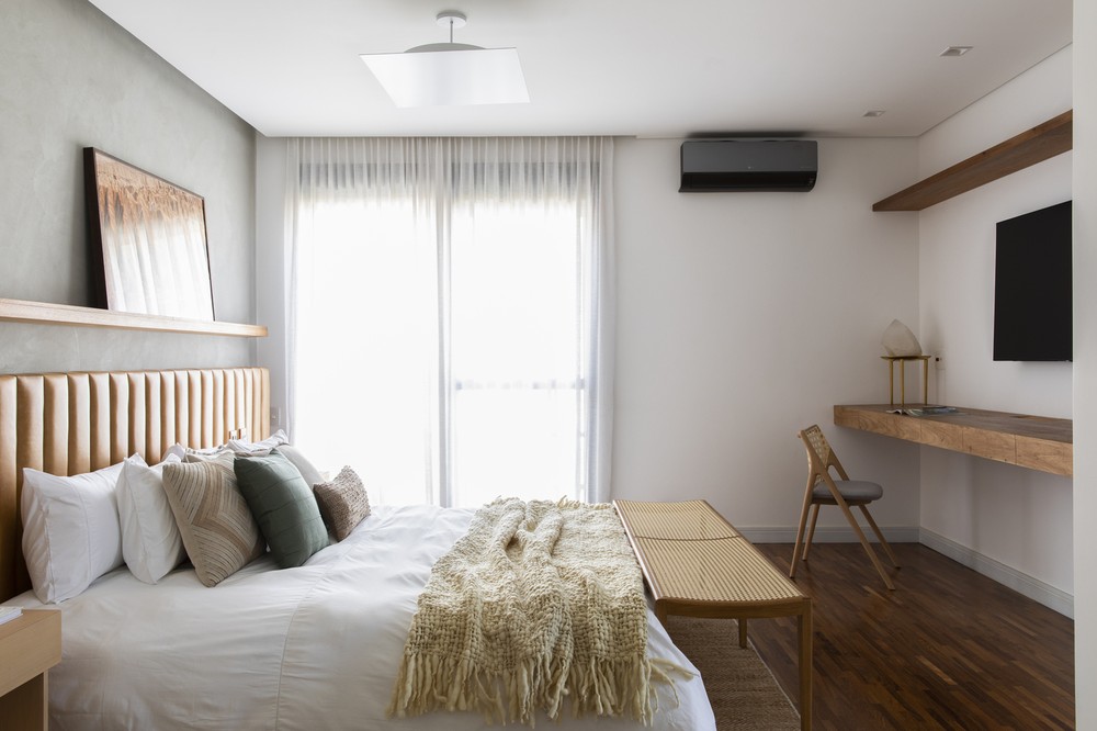 Arquitetura e design brasileiro se conectam em casa cercada por verde