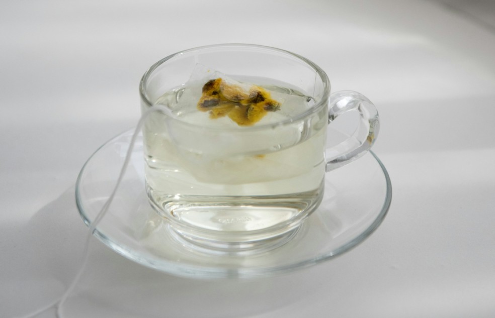 Você sabia? Beber chá quente é uma boa opção para aliviar o calor; entenda!