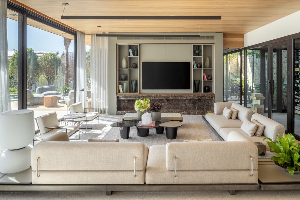 Casa de campo de 1.200 m² tem área gourmet com vista para o lago ...