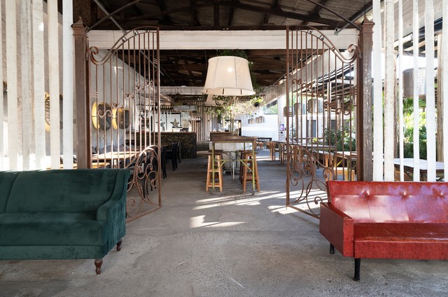 Reaproveitamento de materiais transforma food hall em point sofisticado ...