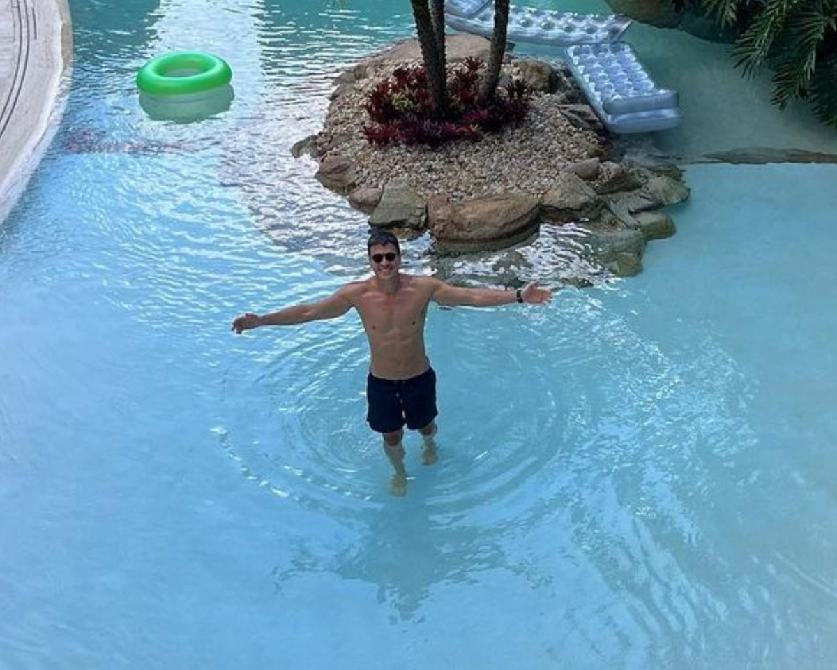 Rodrigo Faro curte piscina e exibe detalhes da área externa da sua ...