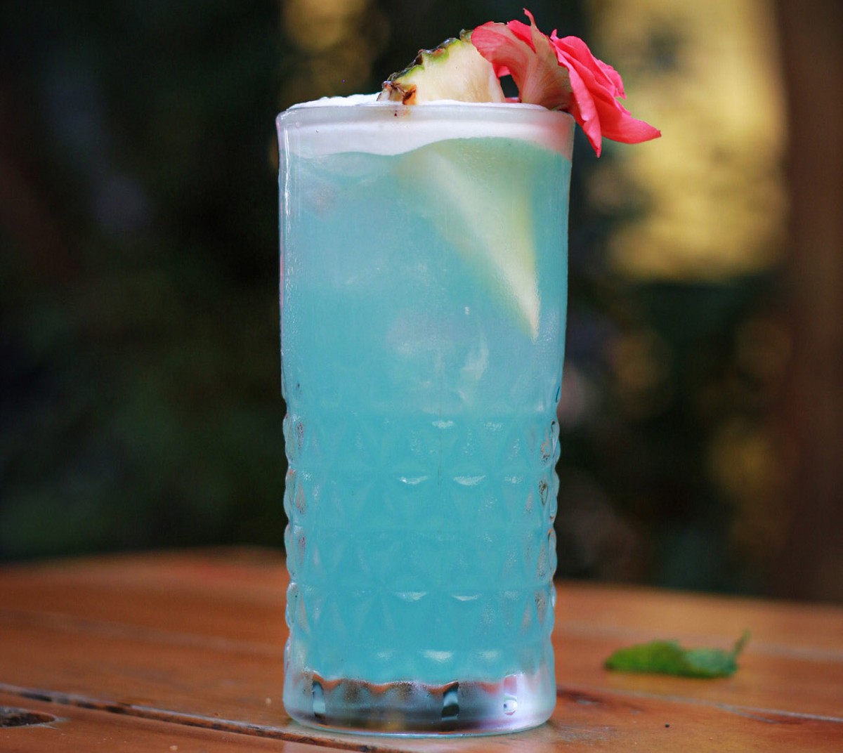 Drinque 'Caribe Passion' une licor azul e dois tipos de rum ...