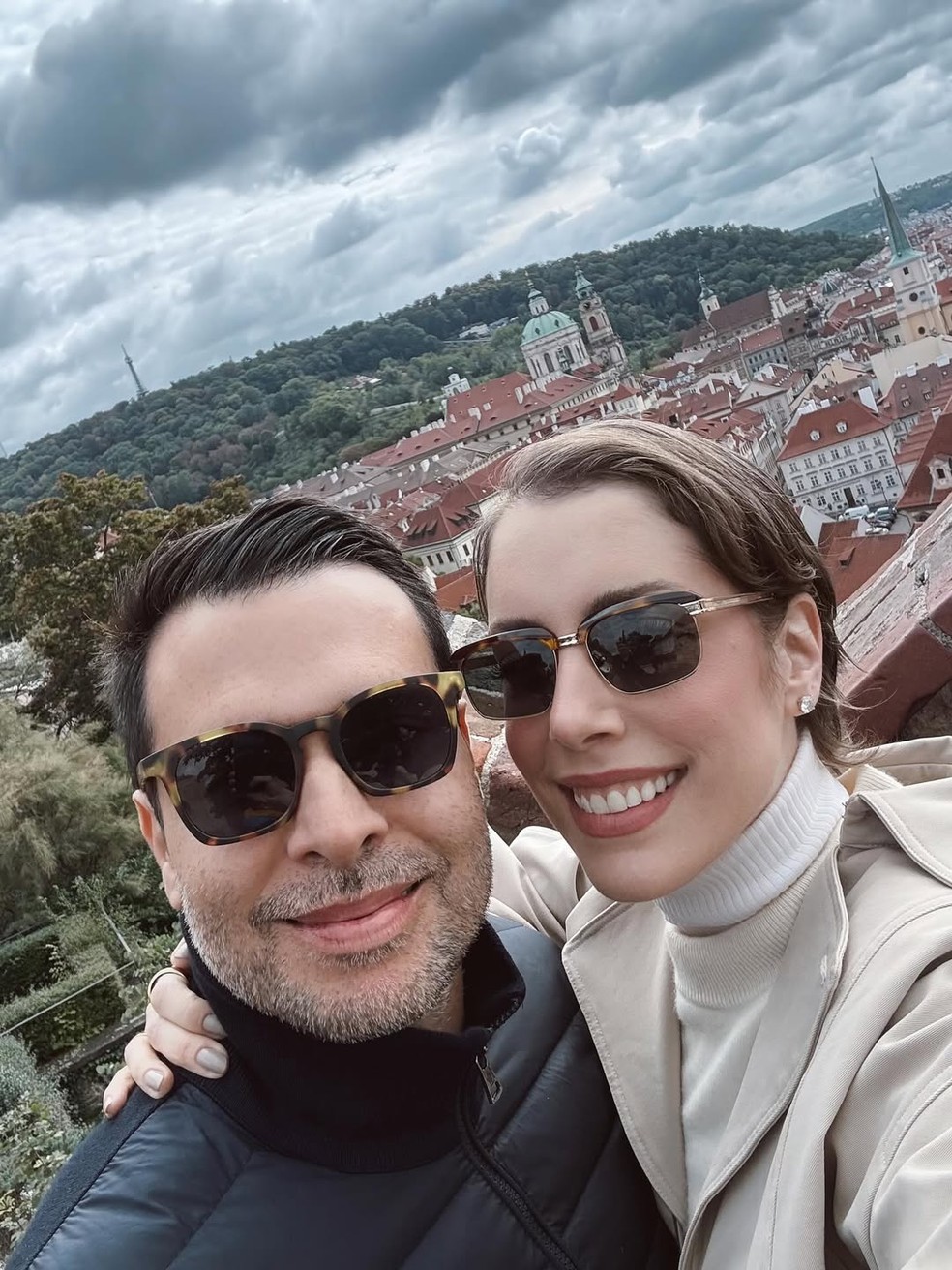 Fabiana Justus visita catedral gótica em Praga ao lado da mãe e do ...