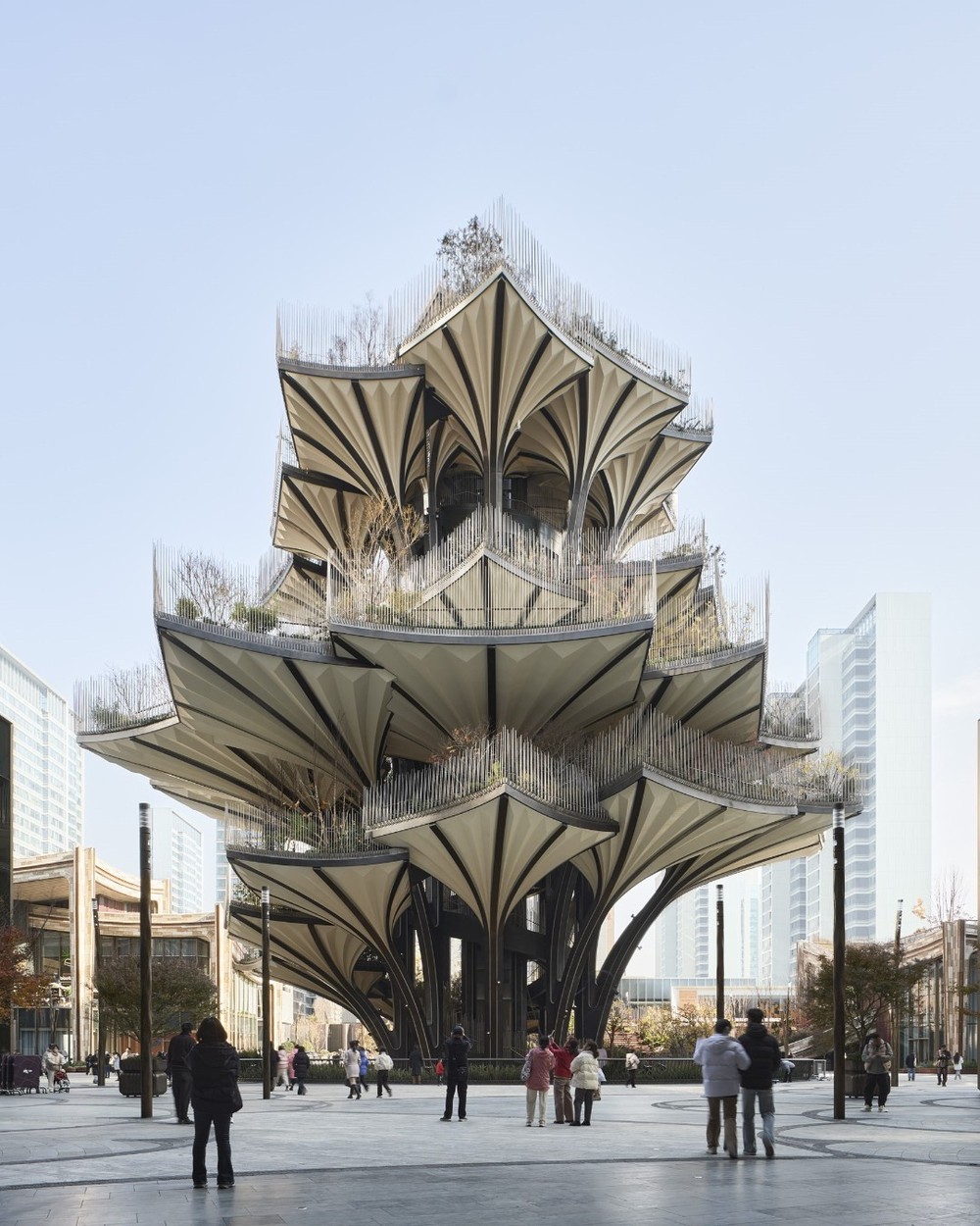 Parque vertical na China inspirado em formato de árvore reúne 56 jardins