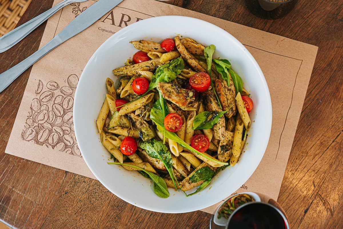 Penne ao molho pesto com frango, rúcula e tomate cereja