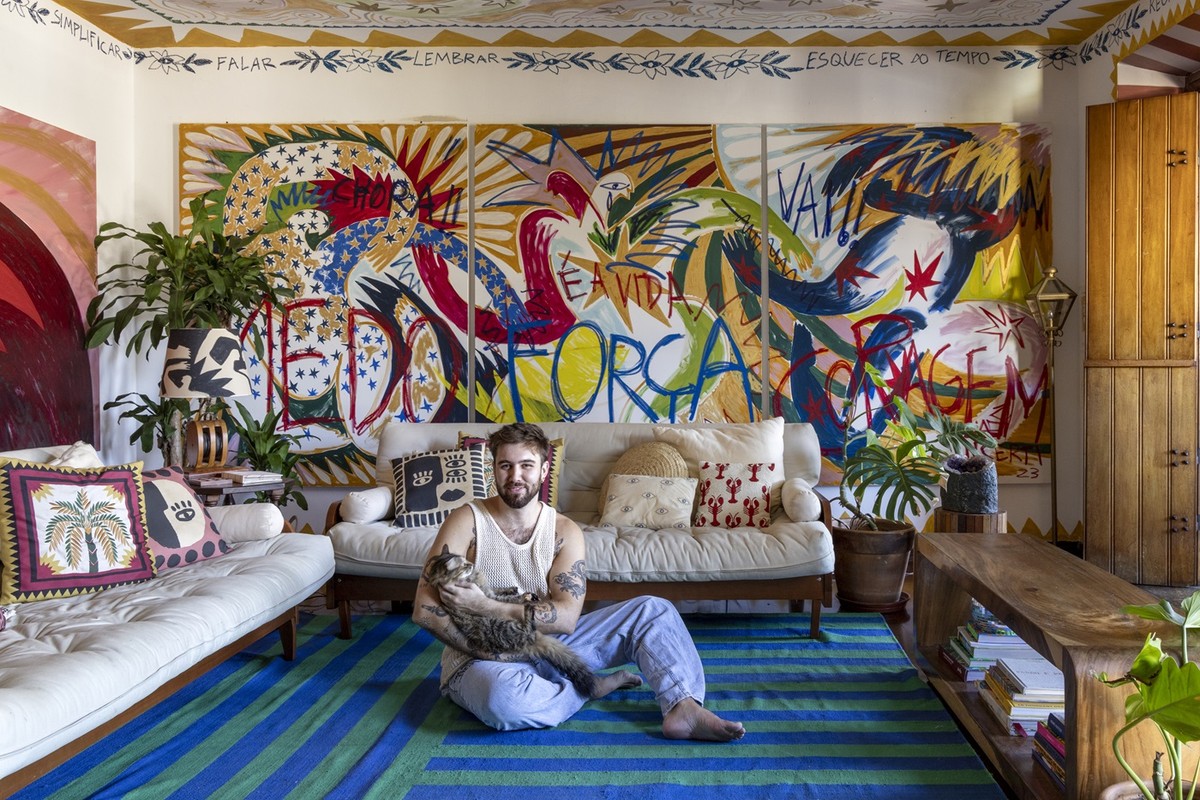Cores e maximalismo marcam o apartamento do artista João Incerti no RJ ...