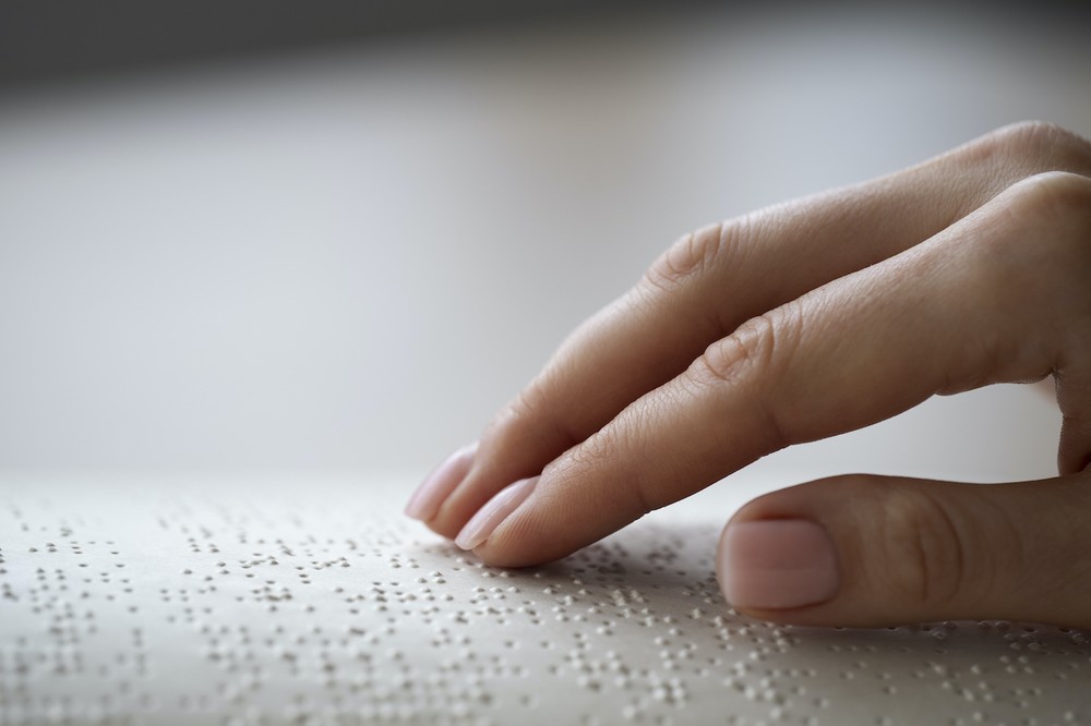 Como adaptar a casa com sinalização em braille para pessoas com ...