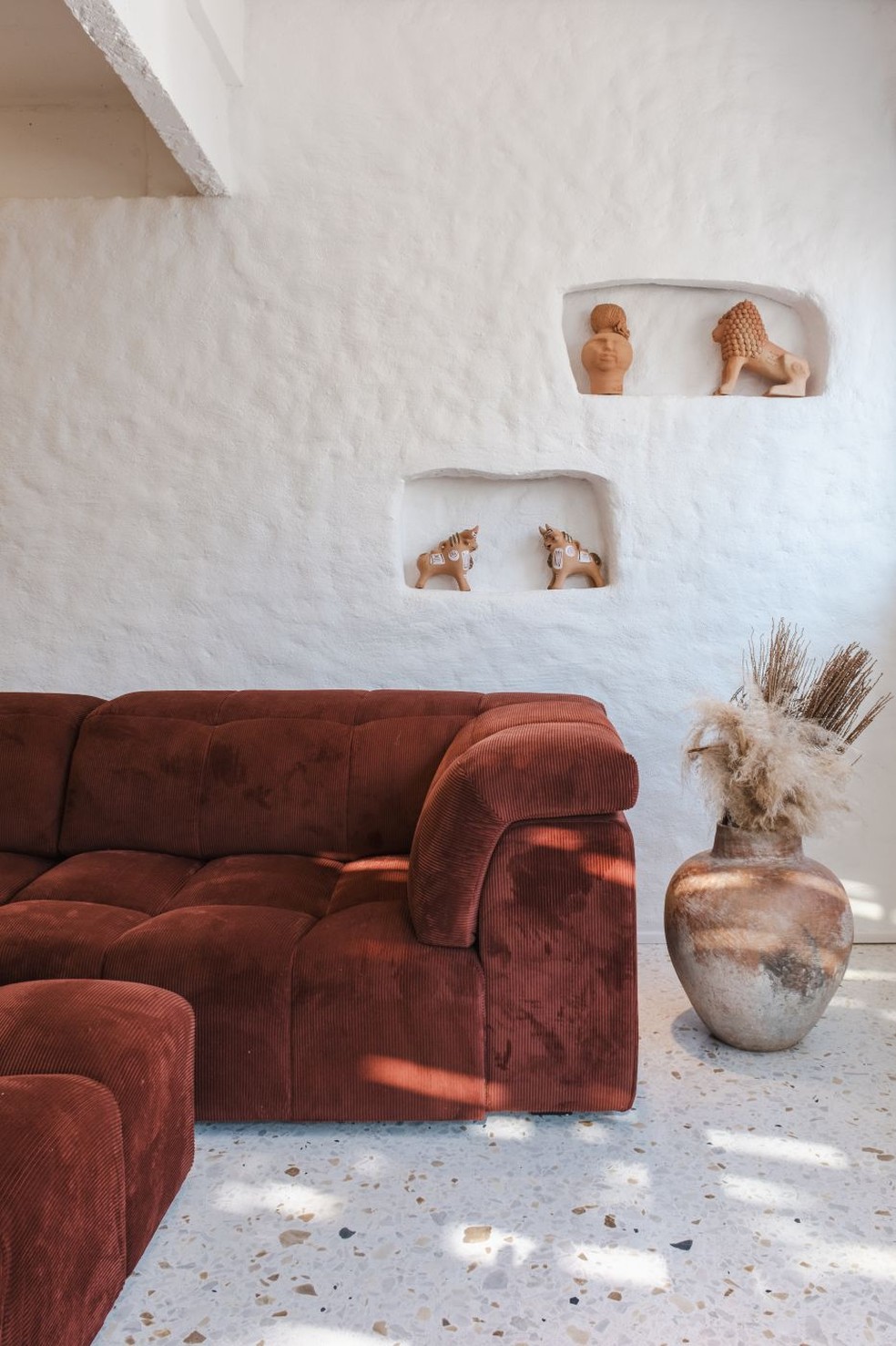 Estilo rústico transforma cobertura de 120 m² em refúgio para casal e ...