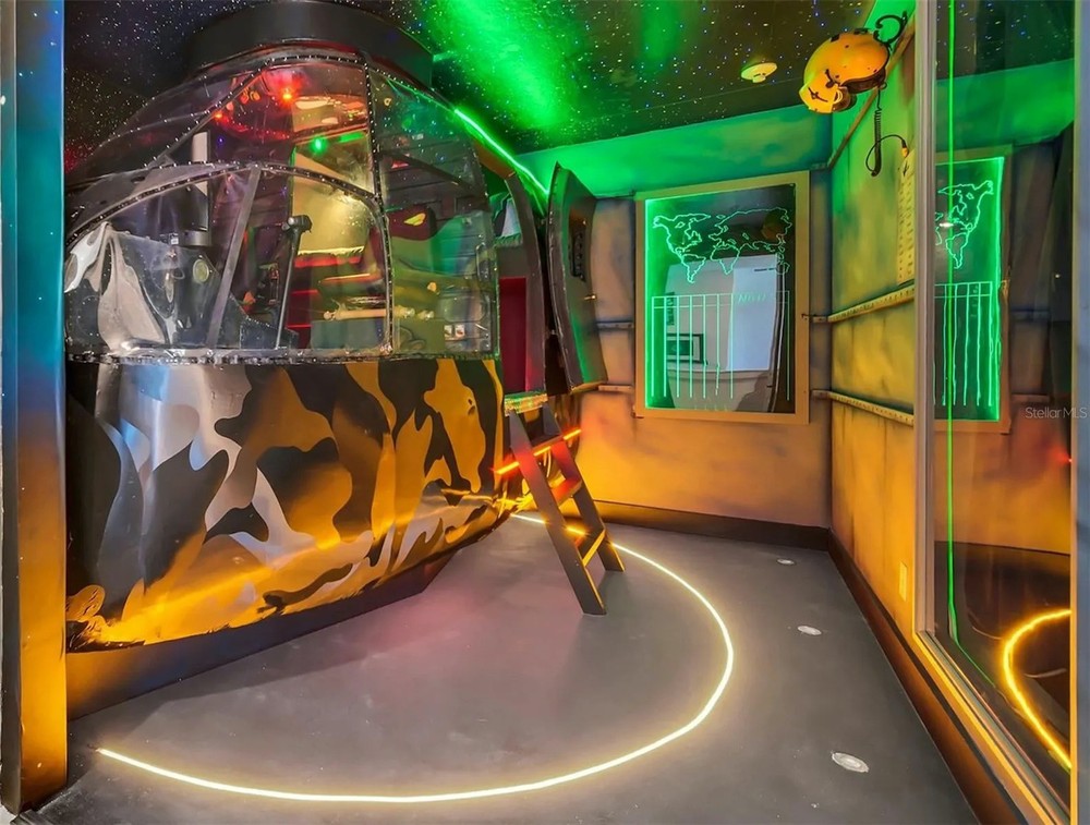 Casa temática de R$ 17 milhões é decorada com avião e helicóptero ...
