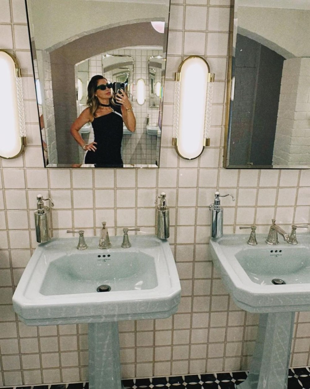 Flávia Alessandra faz sessão de fotos em banheiro em Londres