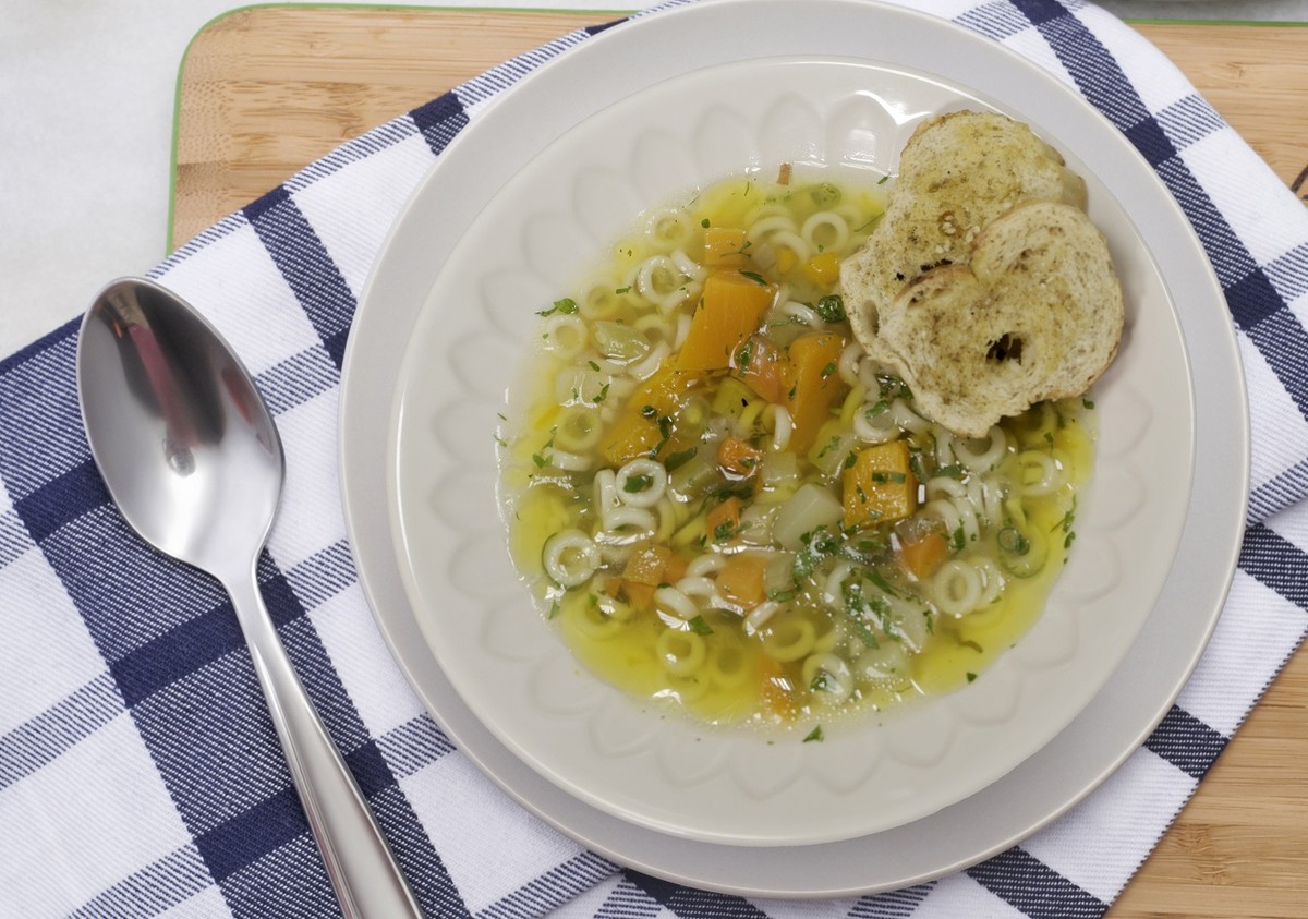 É janta, sim! Faça a sopa de macarrão com legumes na panela de pressão