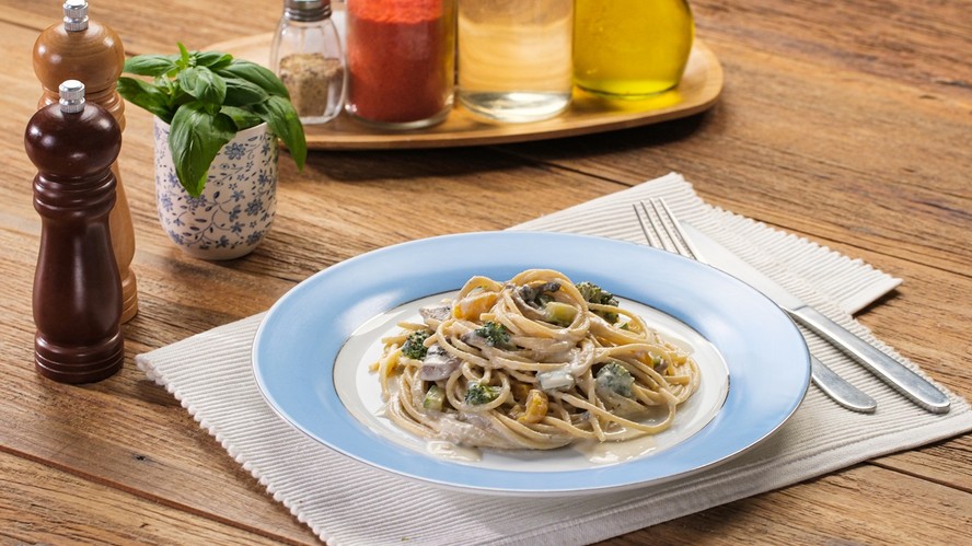 Receita de espaguete à primavera une vegetais e molho cremoso