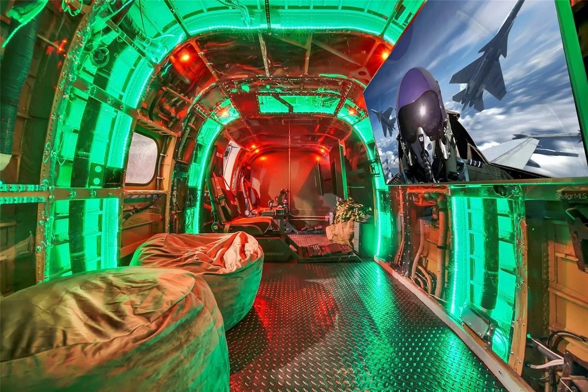 Casa temática de R$ 17 milhões é decorada com avião e helicóptero ...