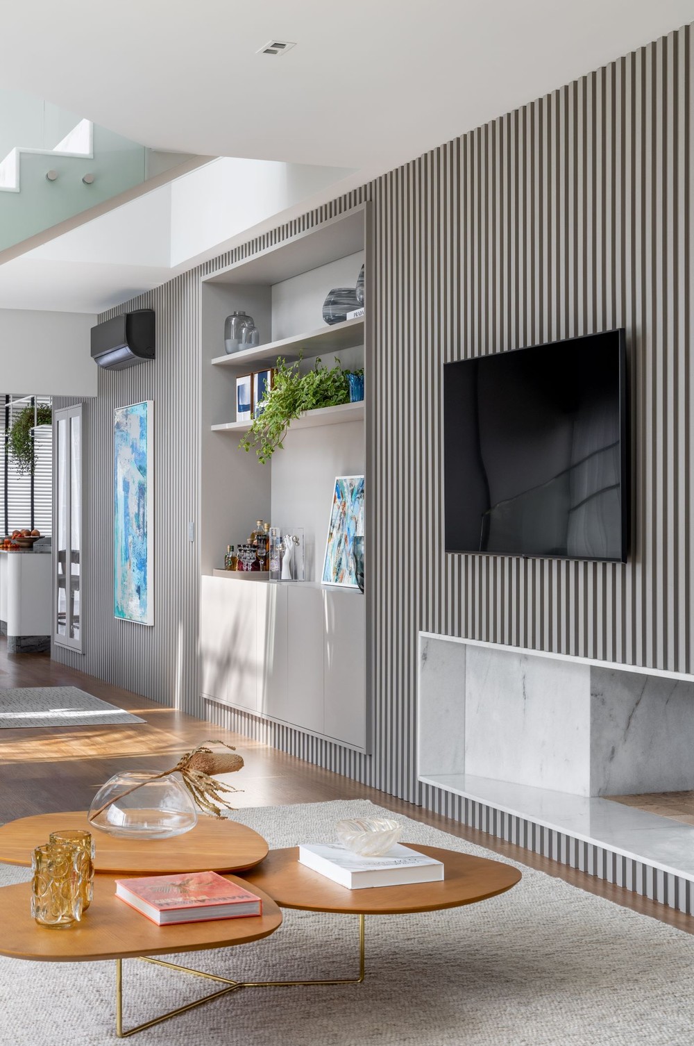 Painel ripado, tons claros e pontos de cor conferem identidade à casa ...