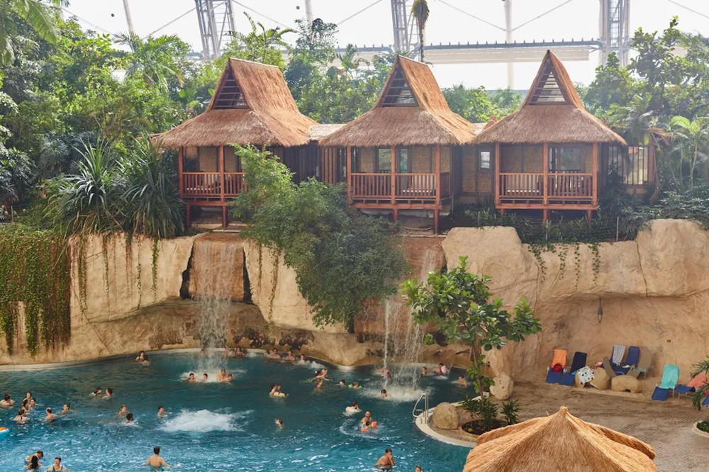 Maior parque aquático indoor do mundo fica em antigo hangar de aviões e ...