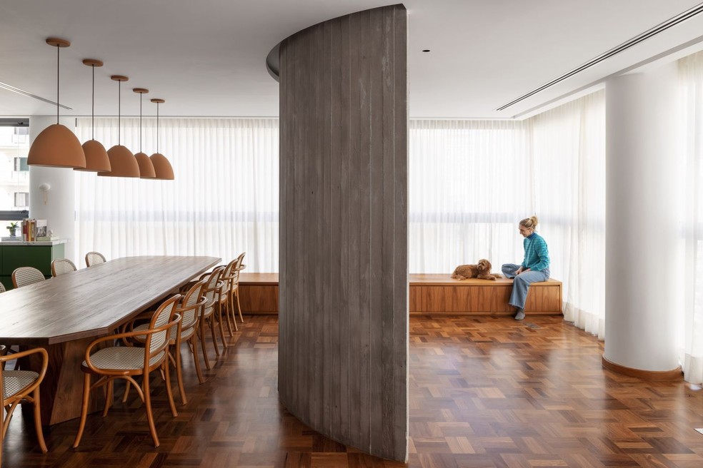 Madeira e cores vibrantes guiam projeto de apartamento modernista