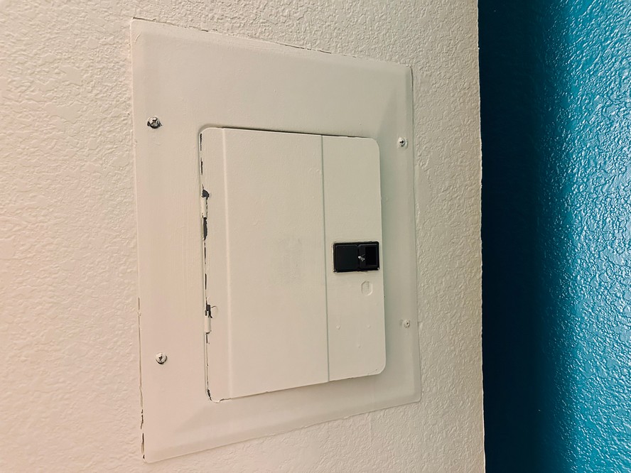 7 ideias para disfarçar o quadro de luz com a decoração