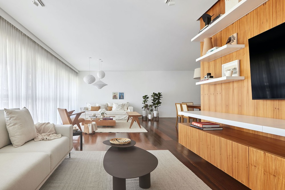 Toques de madeira e tons neutros reforçam luminosidade de apartamento ...